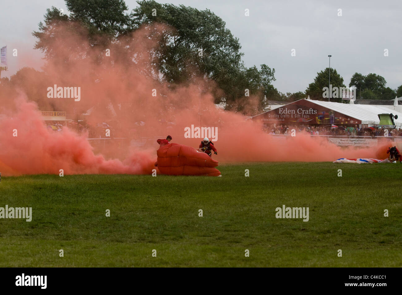 Army red devils parachute team hi-res stock photography and images - Alamy