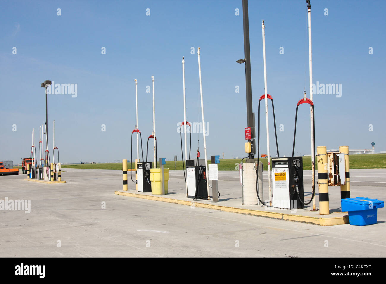 Vehicle fueling station outdoor hi-res stock photography and images - Alamy