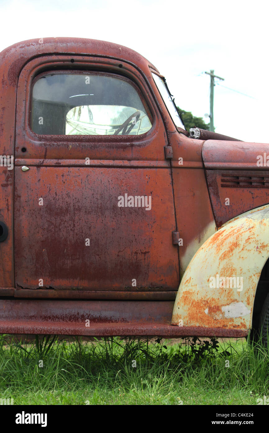 SIDE VIEW OF RUSTY OLD TRUCK BDB Stock Photo - Alamy