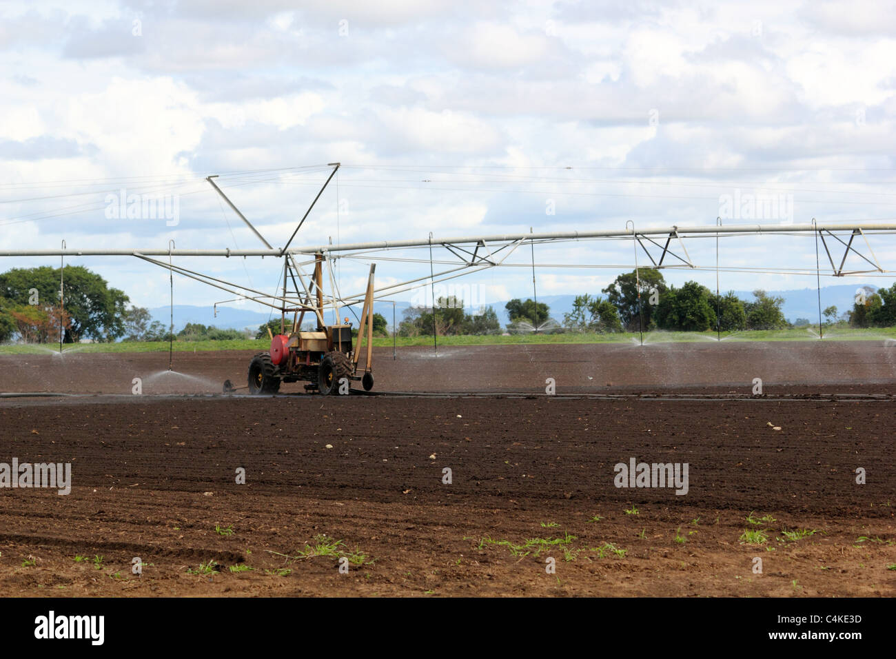 FARM IRRIGATION MACHINE WATERING CROPS HORIZONTAL BDB Stock Photo - Alamy