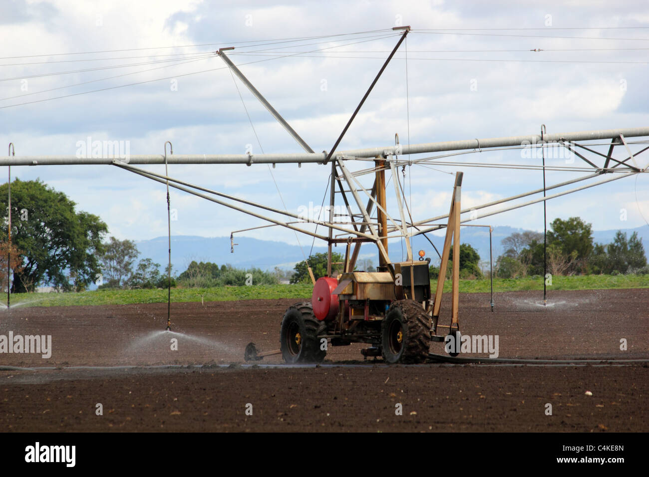 FARM IRRIGATION MACHINE WATERING CROPS HORIZONTAL BDB Stock Photo - Alamy