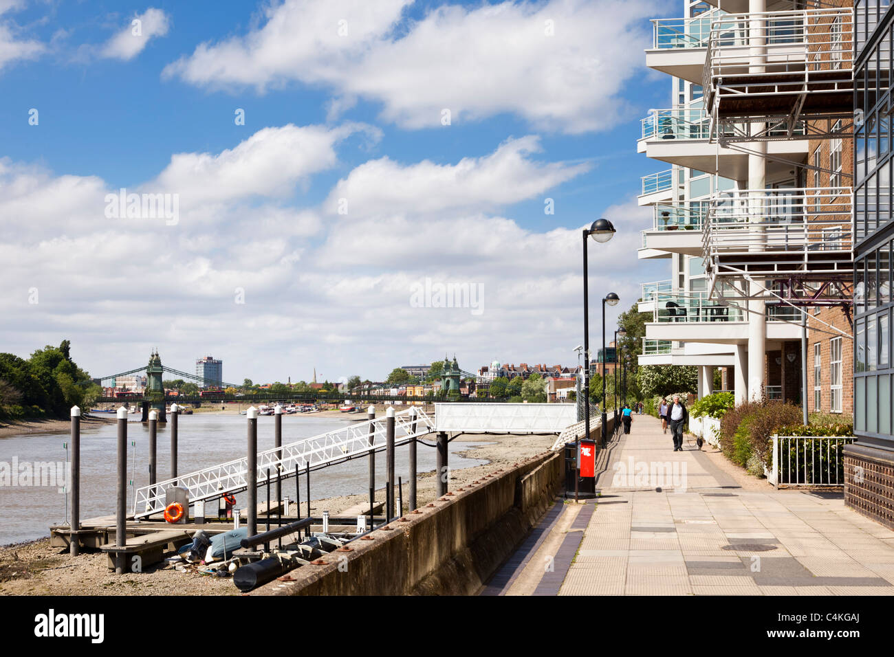 Thames river path hi-res stock photography and images - Alamy