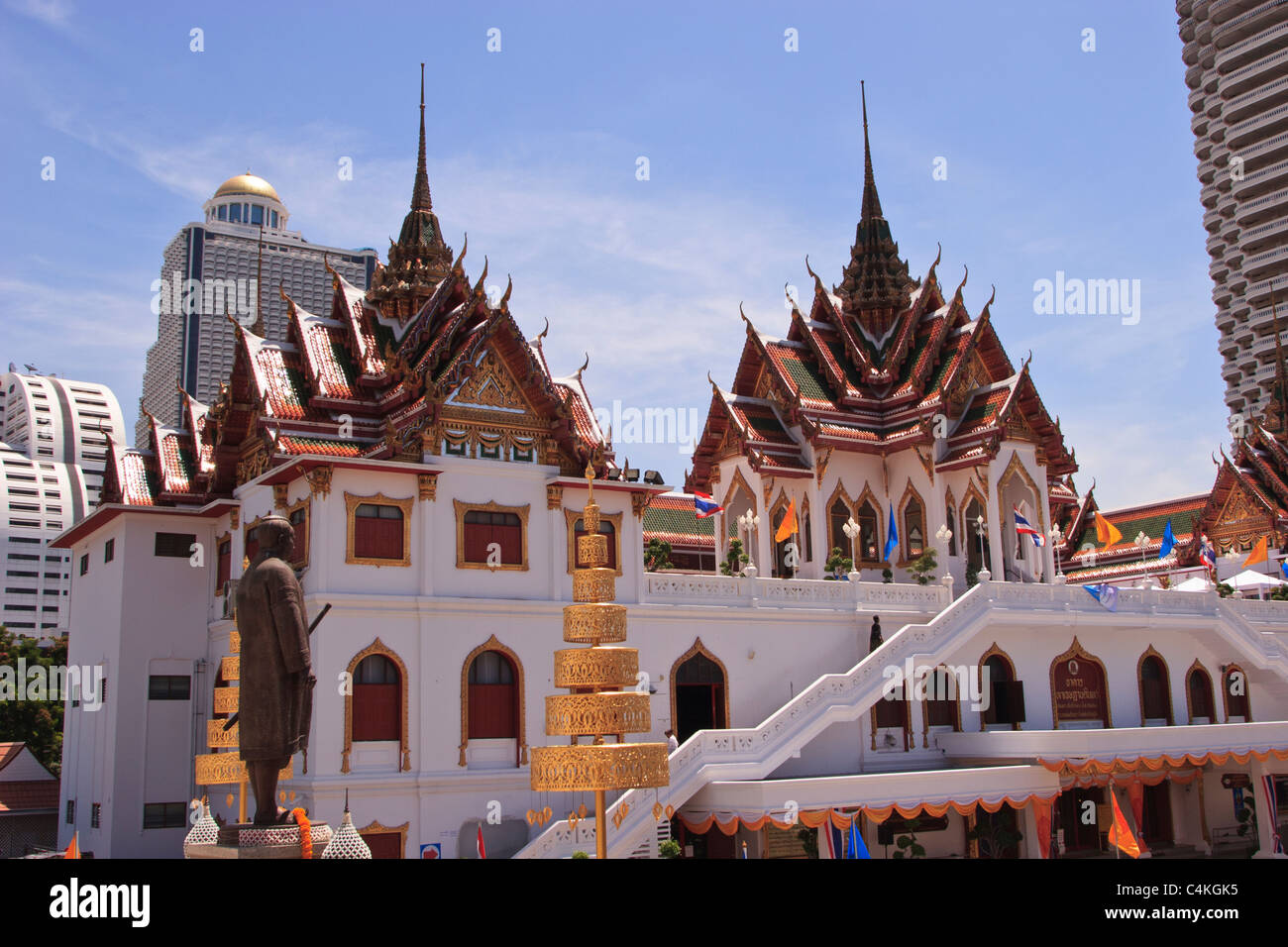 Meeting Hall at Wat Yannawa with its ornate rooftops, Bangkok, Thailand ...