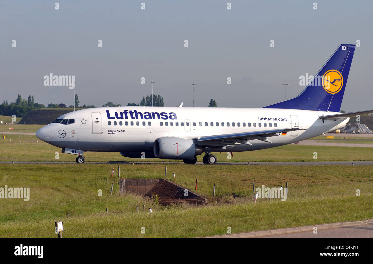 Side view 737 hi-res stock photography and images - Alamy
