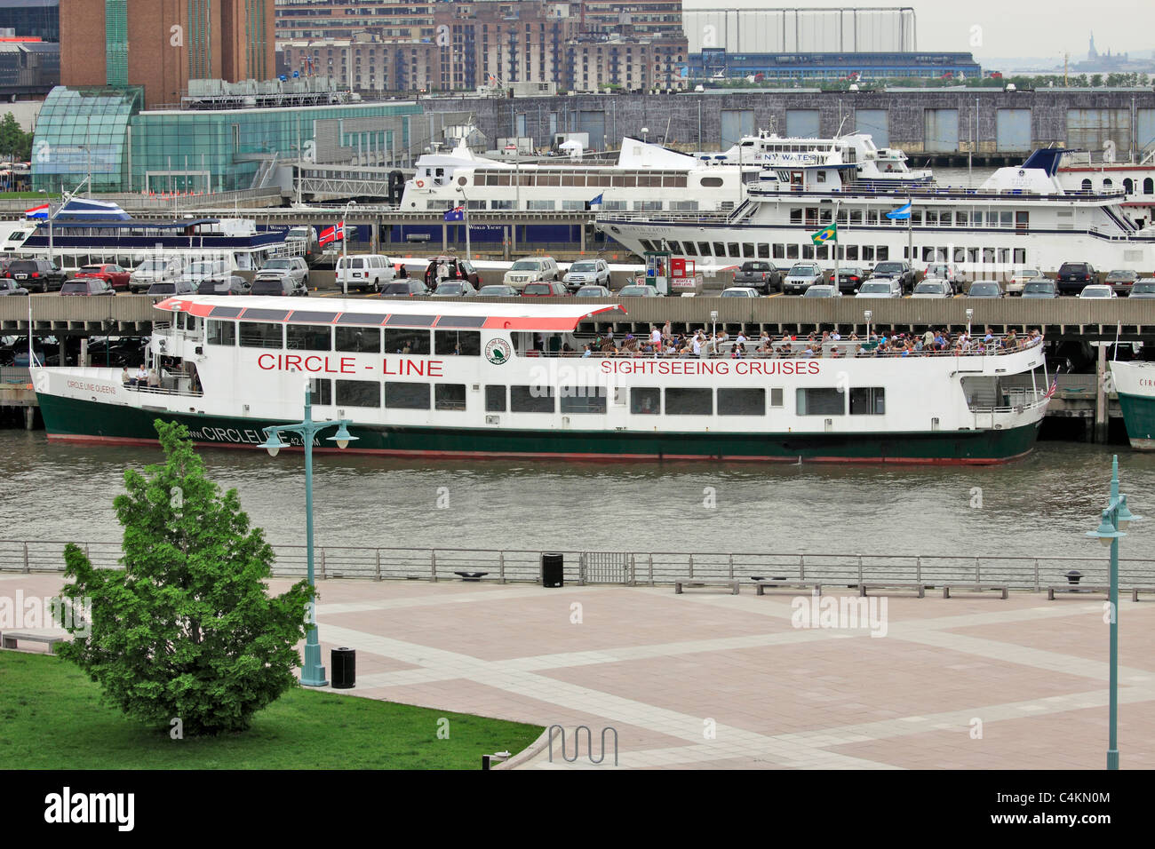 Circle Line sightseeing boat getting ready for departure for cruise ...