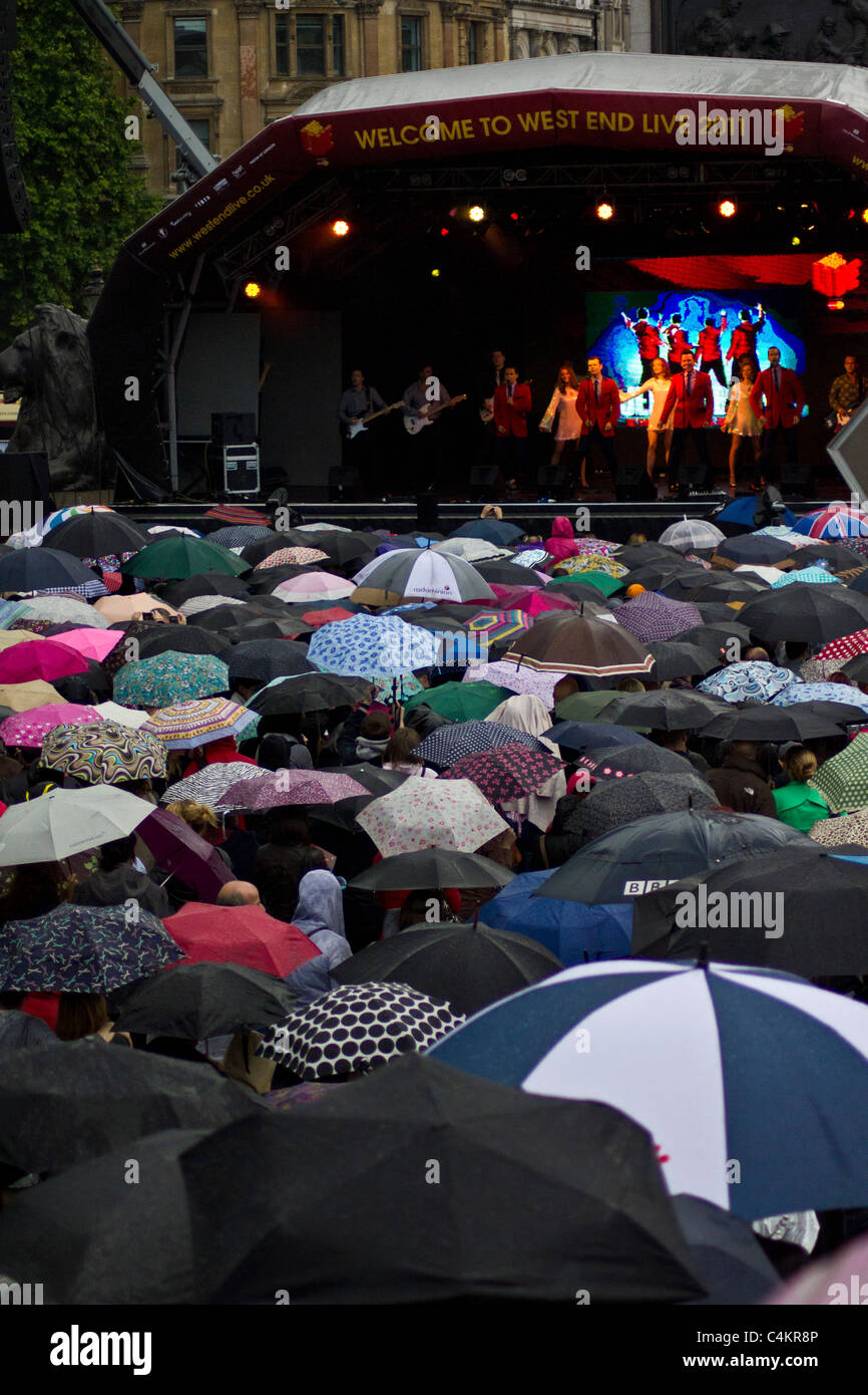 Concert crowd stage uk hi-res stock photography and images - Alamy