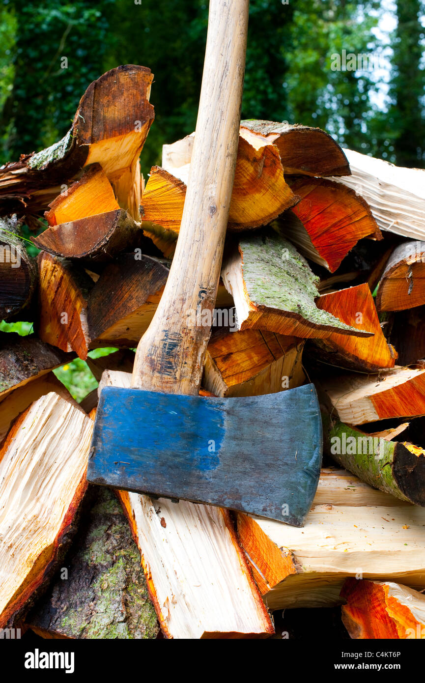 Axe and split logs Stock Photo - Alamy