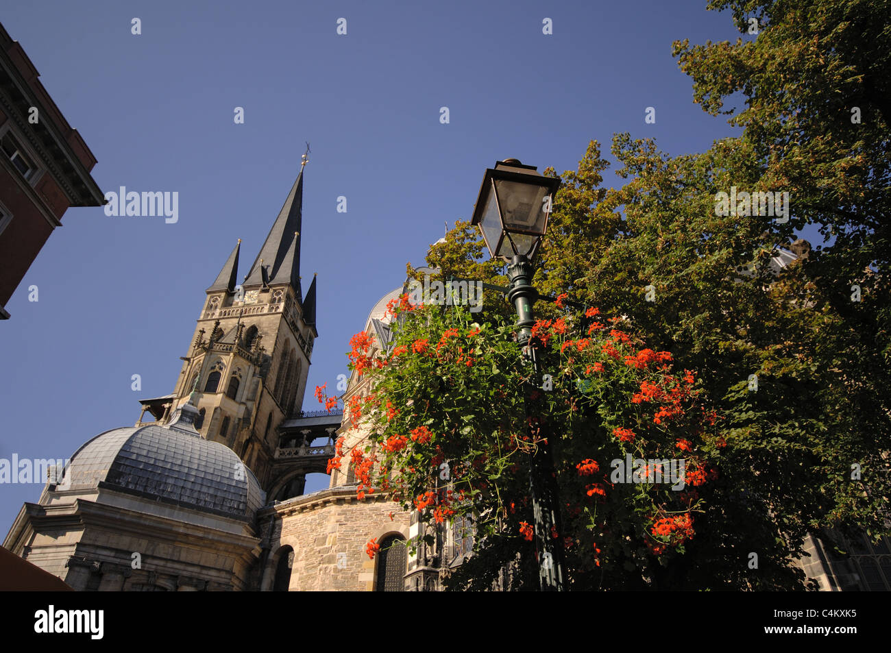 Aachener Dom mit einem Baum Stock Photo - Alamy