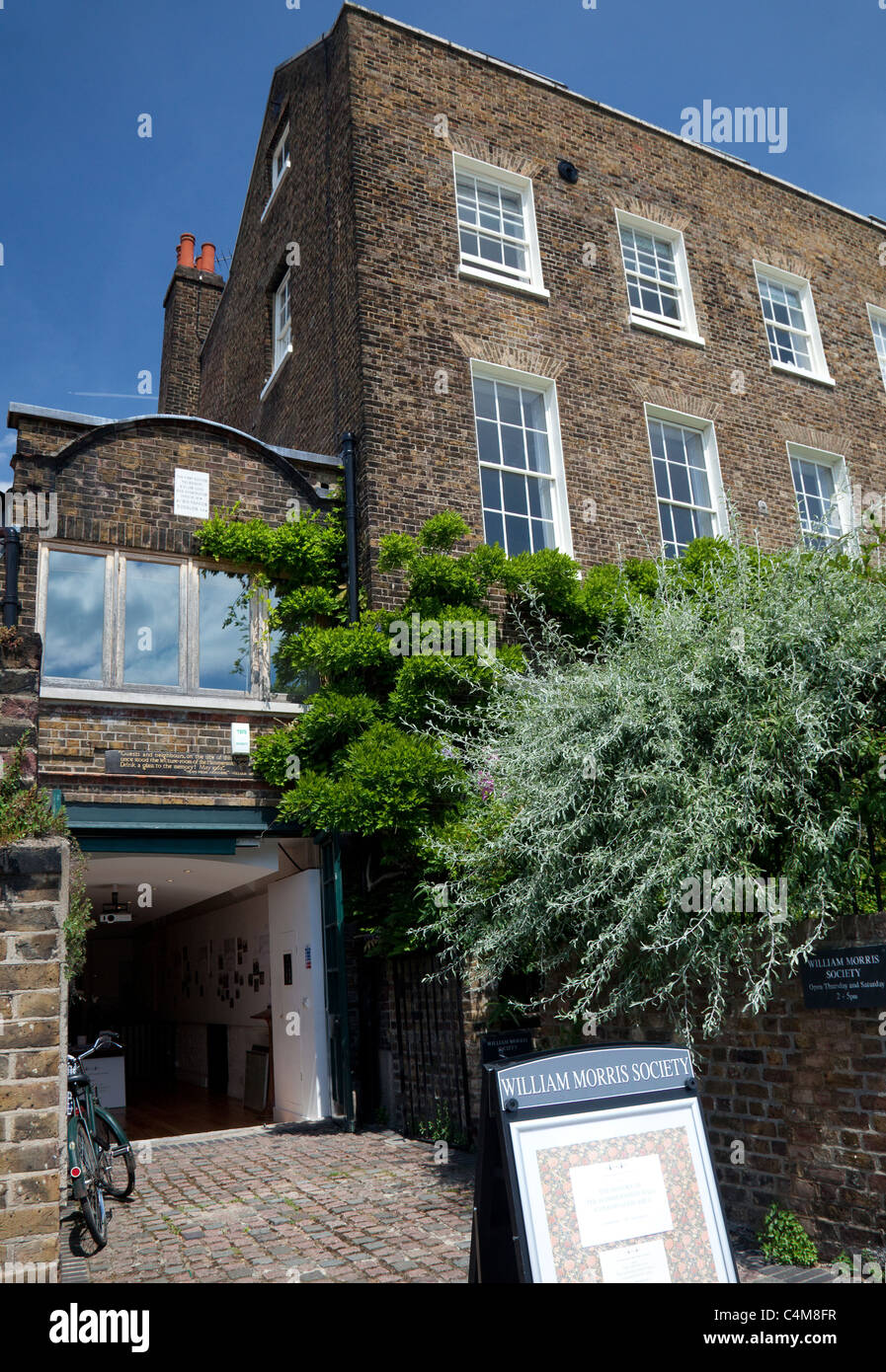 William morris wallpaper hi-res stock photography and images - Alamy