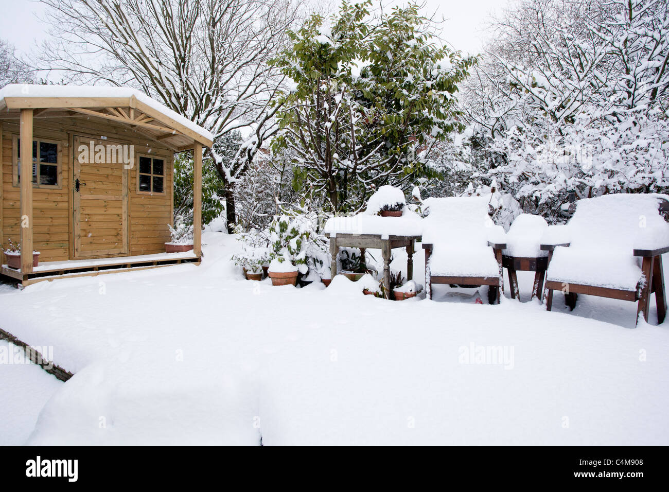Shed snowfall hi-res stock photography and images - Alamy