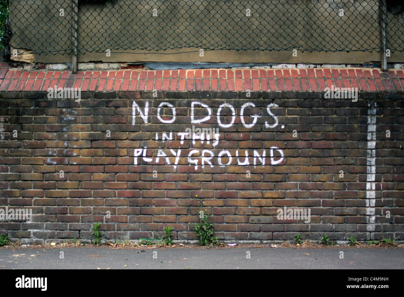 No dogs painted sign hi-res stock photography and images - Alamy