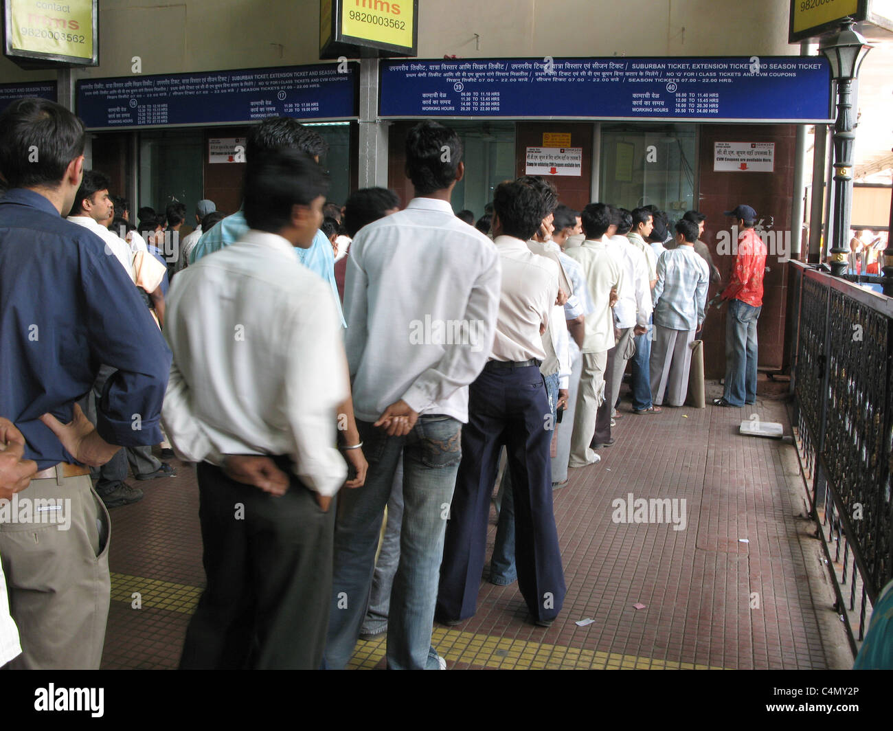 India. Queue for tickets at a Mumbai railway station Stock Photo - Alamy