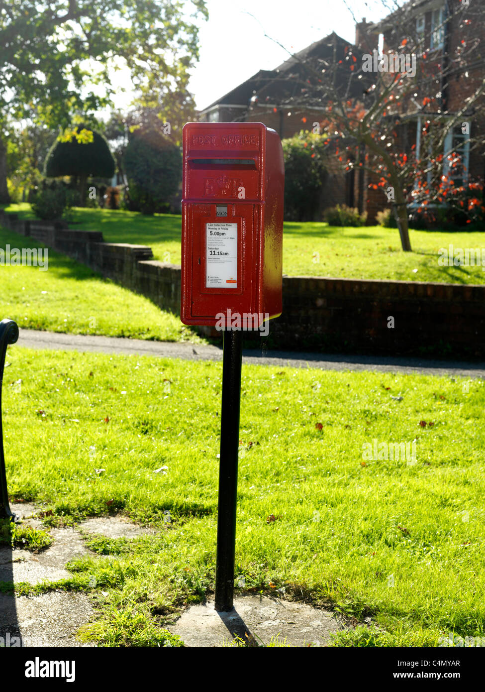 Elizabeth post box hi-res stock photography and images - Alamy