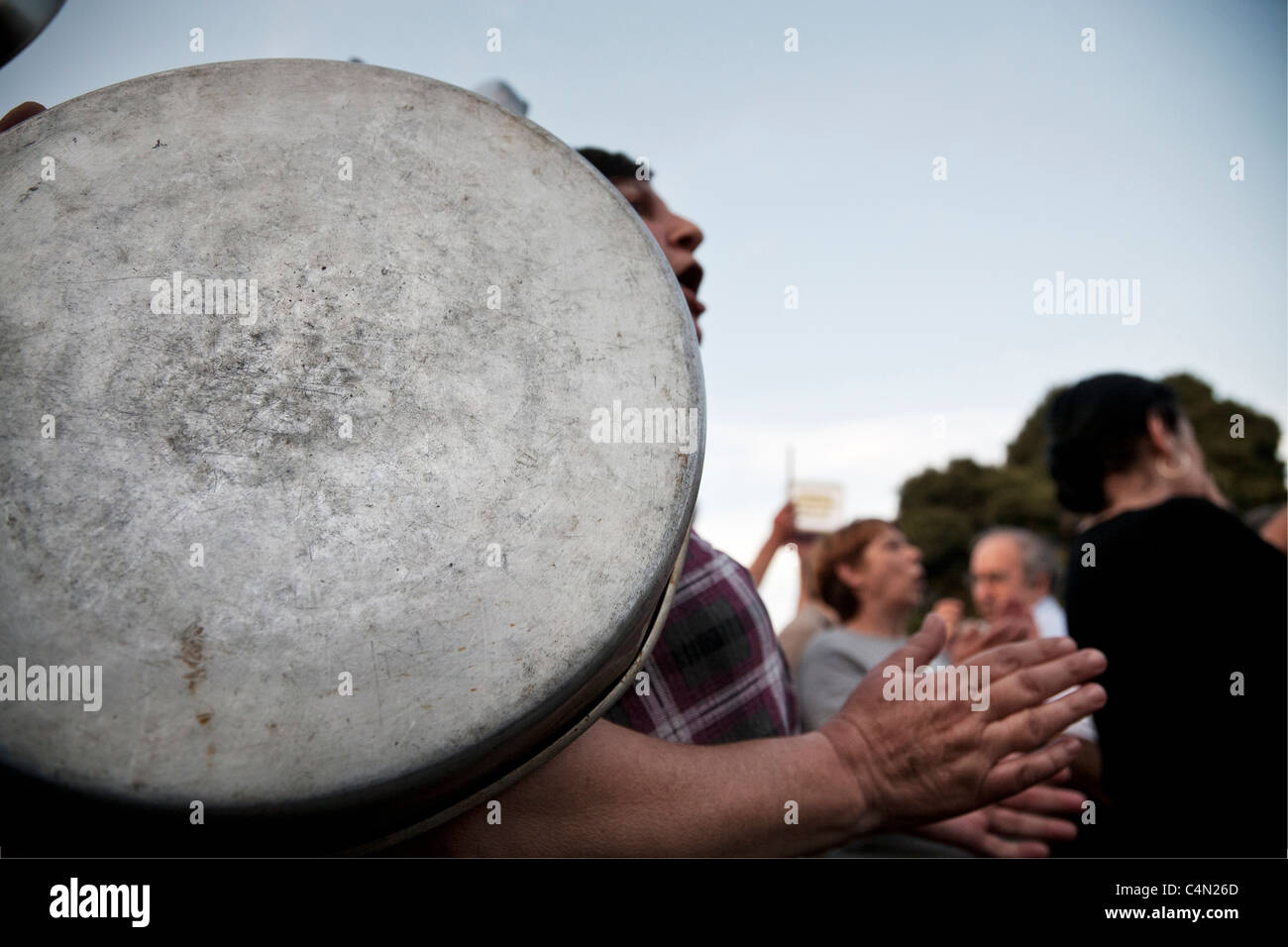 Protesters beat pans and clapping Stock Photo - Alamy