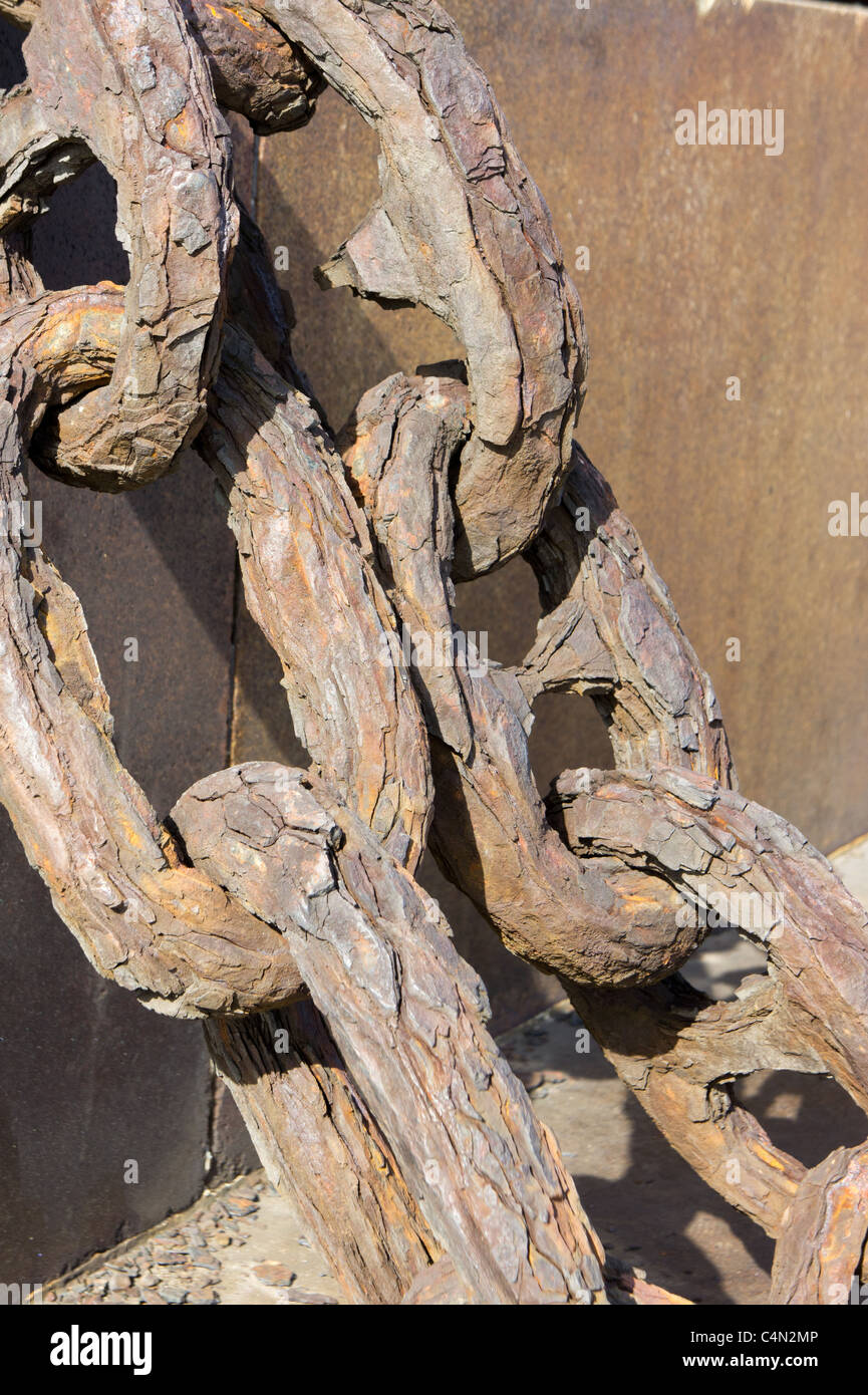 Rusting chains from th USS Maine, Monumento a las Víctimas del Maine ...