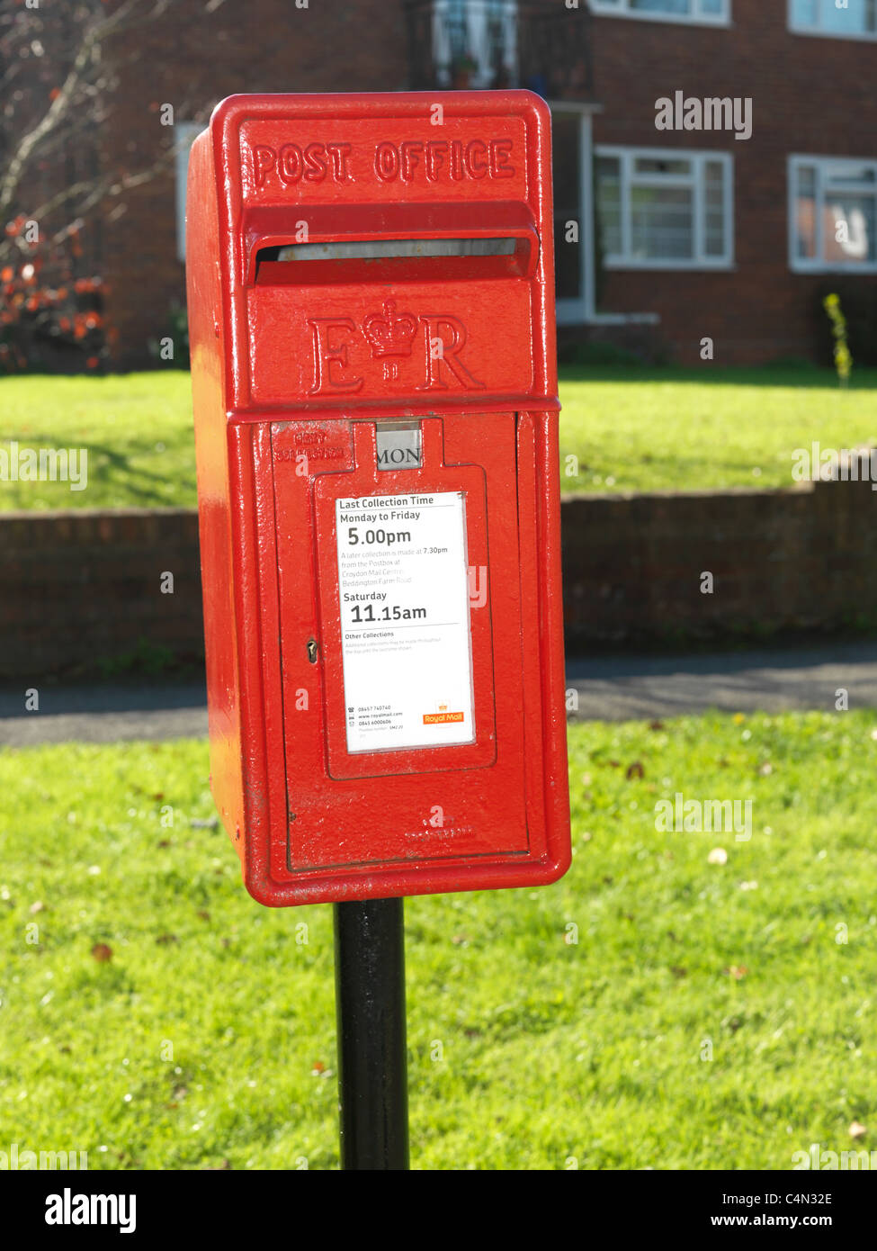 Elizabeth post box hi-res stock photography and images - Alamy