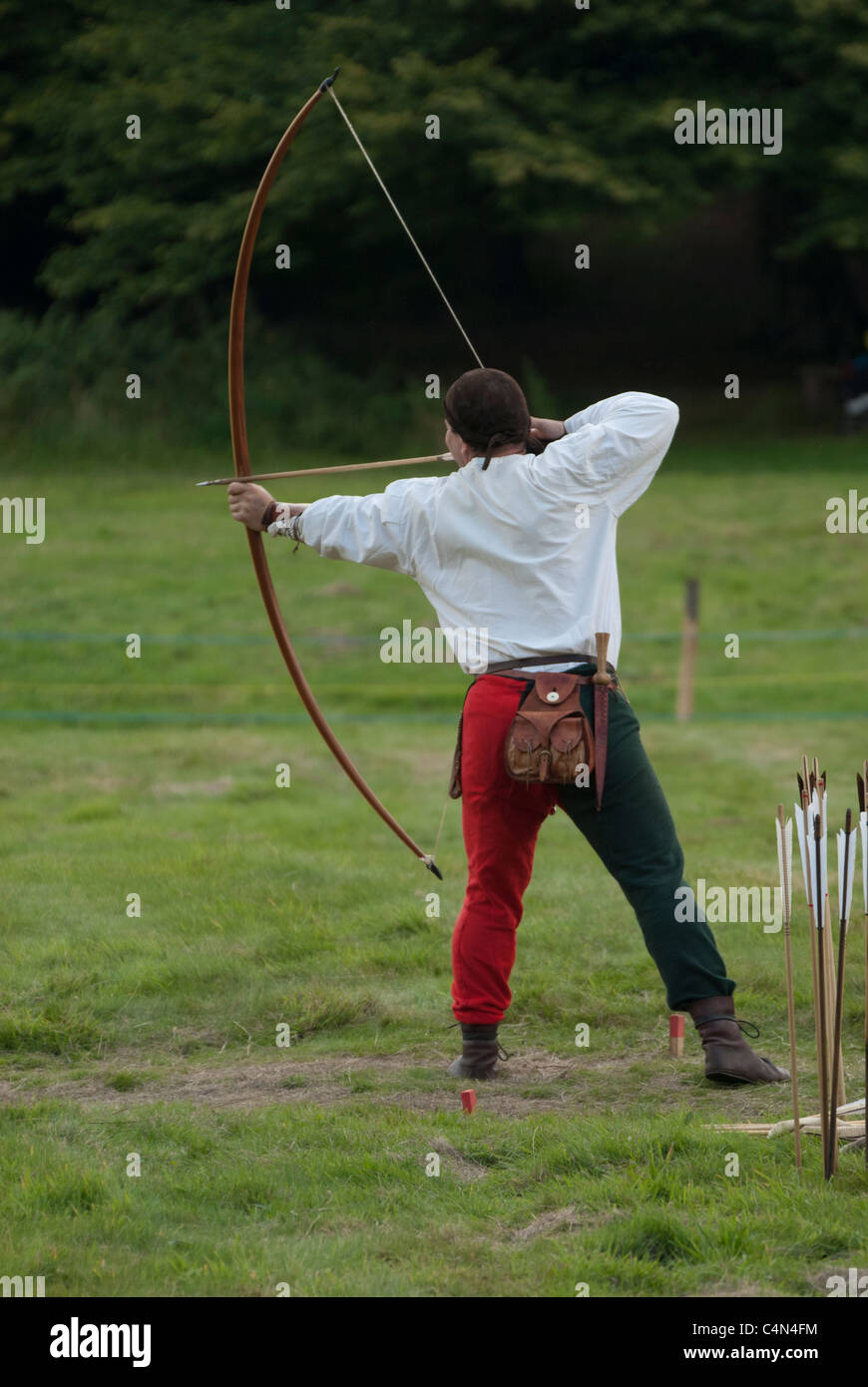 Longbow medieval hi-res stock photography and images - Alamy