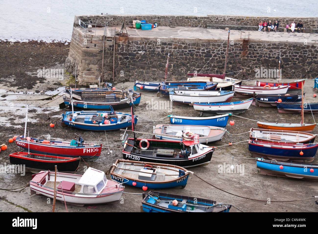 Boats low tide in port hi-res stock photography and images - Alamy