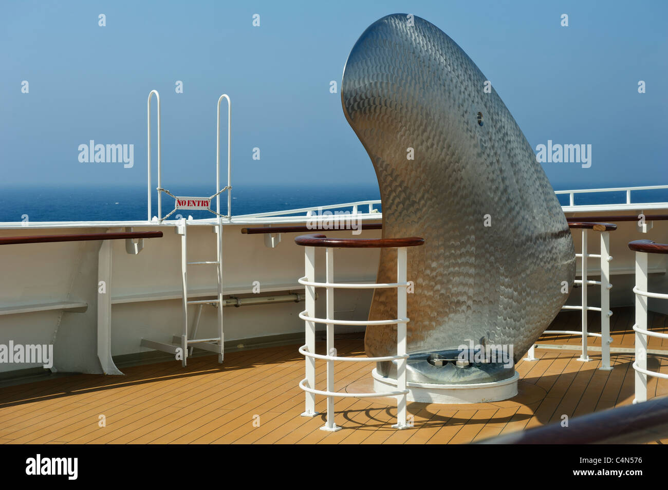 Queen mary 2 ship bow hi-res stock photography and images - Alamy