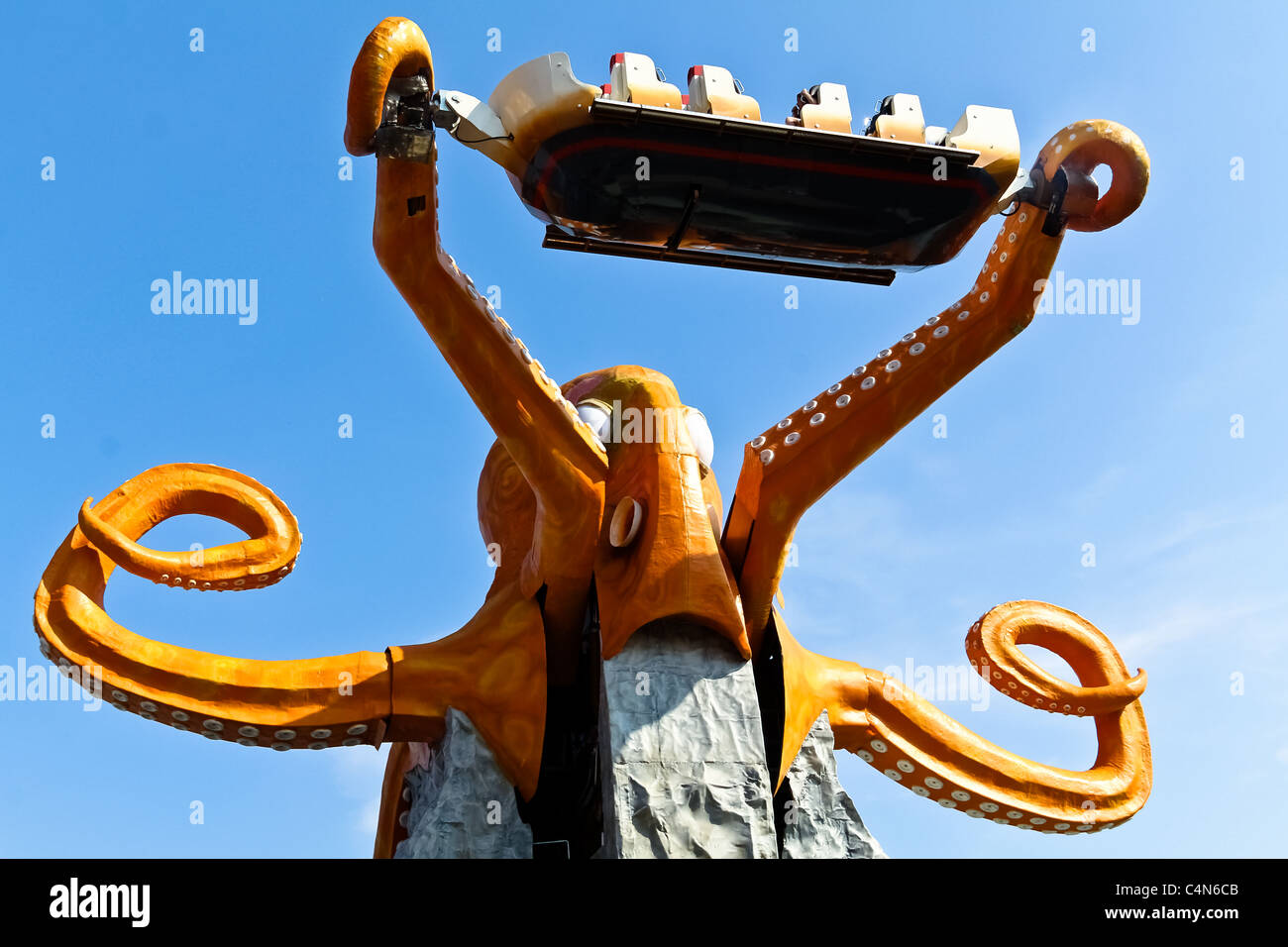 Octopus fairground ride hi-res stock photography and images - Alamy