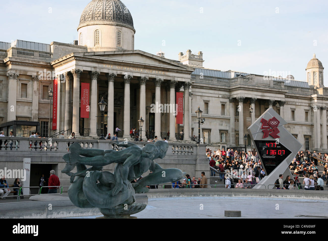 The National Gallery and Olympic countdown clock at Trafalgar Square ...