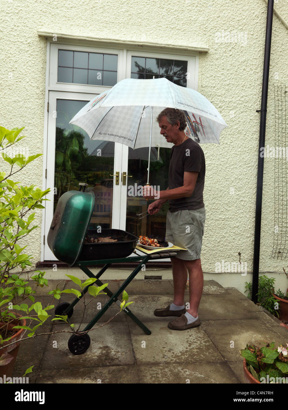 Barbeque in the rain hi-res stock photography and images - Alamy