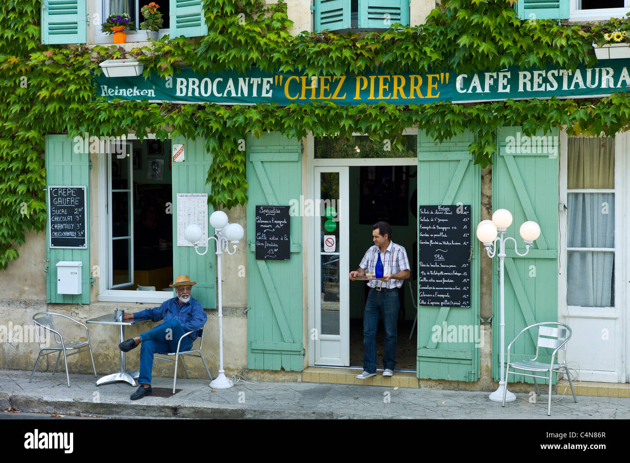 French restaurant waiter hi-res stock photography and images - Alamy