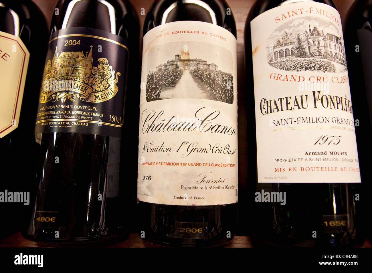Medoc red wine bottles hi-res stock photography and images - Alamy