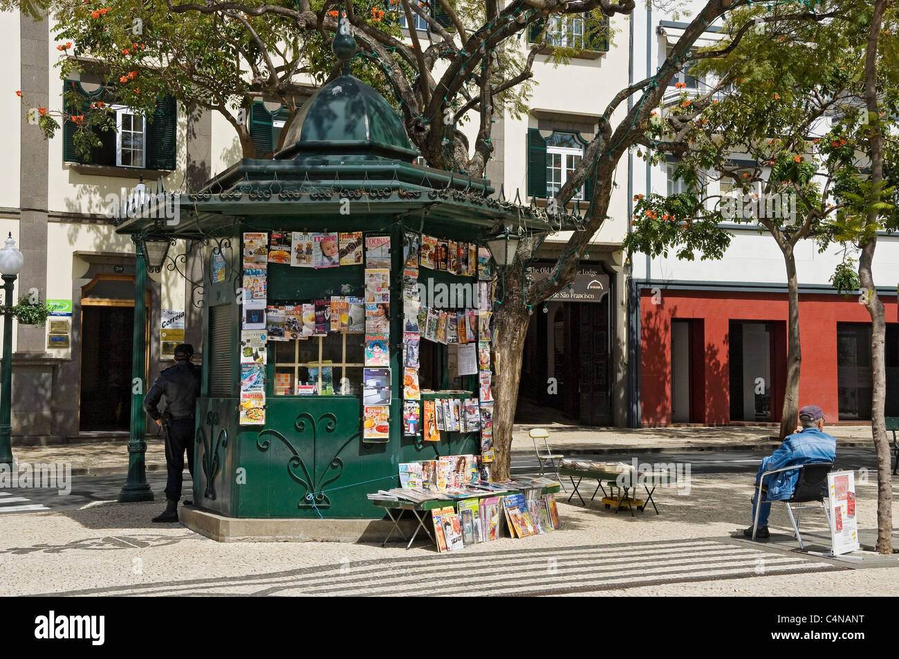 Magazine kiosk hi-res stock photography and images - Alamy
