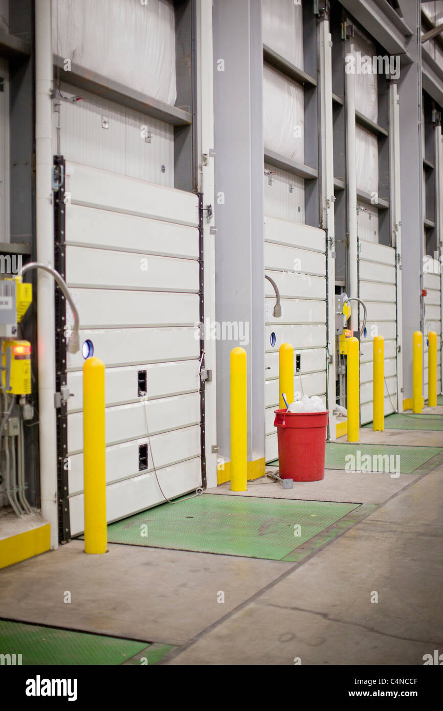 Delivery bays hi-res stock photography and images - Alamy