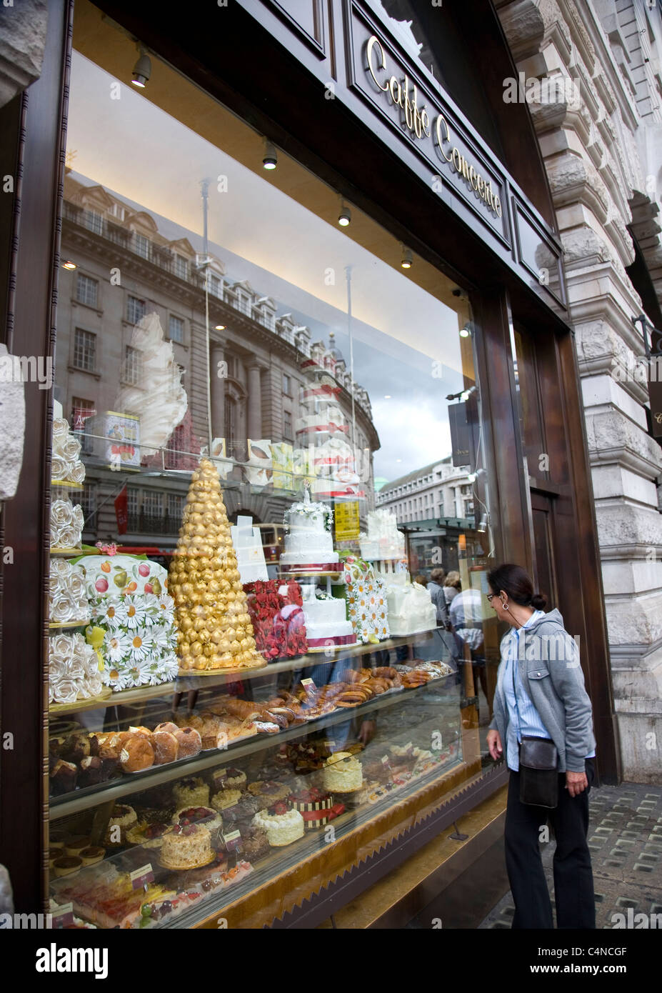 Cake shop window hi-res stock photography and images - Alamy