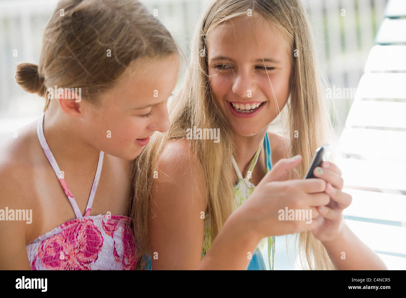 Two girls listening music ipod hi-res stock photography and images - Alamy