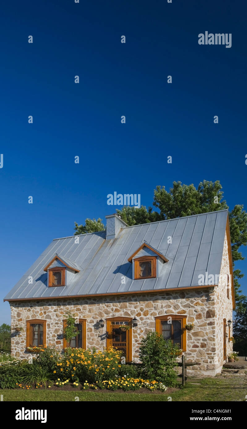 Fieldstone Cottage High Resolution Stock Photography and Images - Alamy