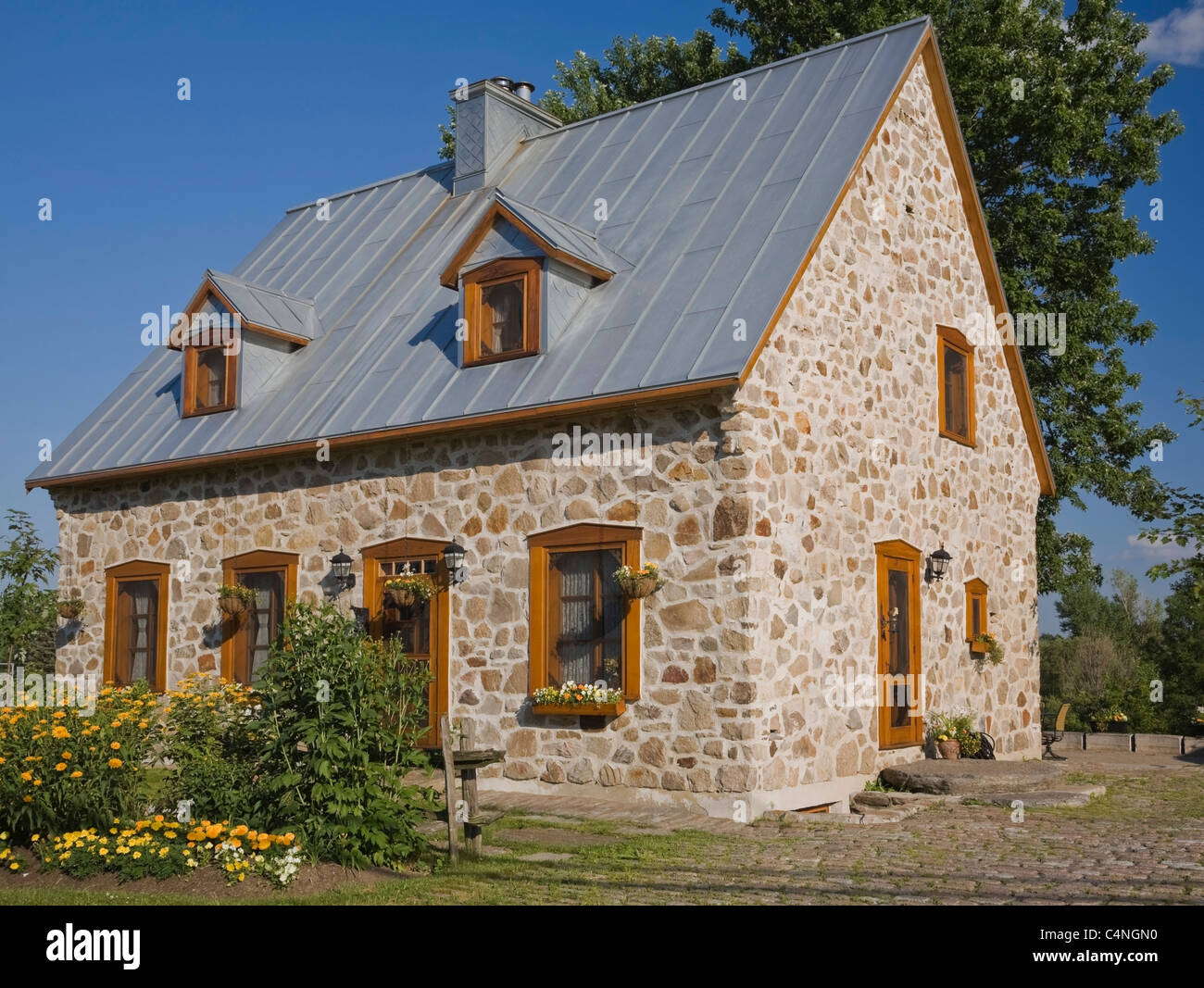 Fieldstone Cottage High Resolution Stock Photography and Images - Alamy
