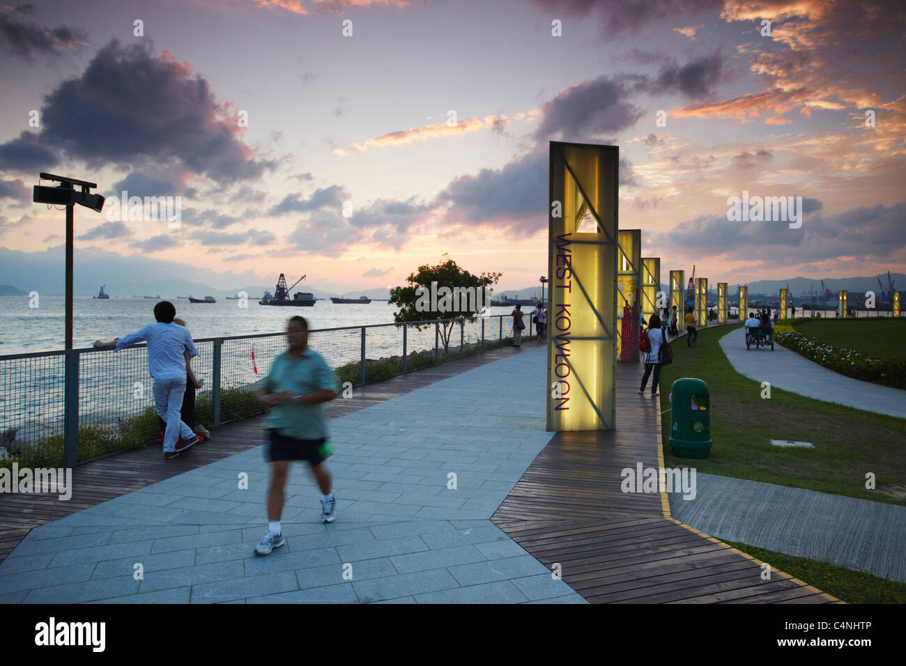 Waterfront promenade hong kong hi-res stock photography and images - Alamy