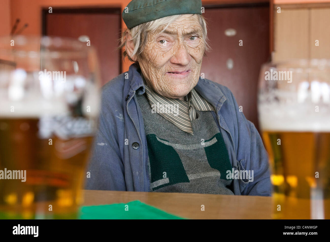 Old man pub hi-res stock photography and images - Alamy