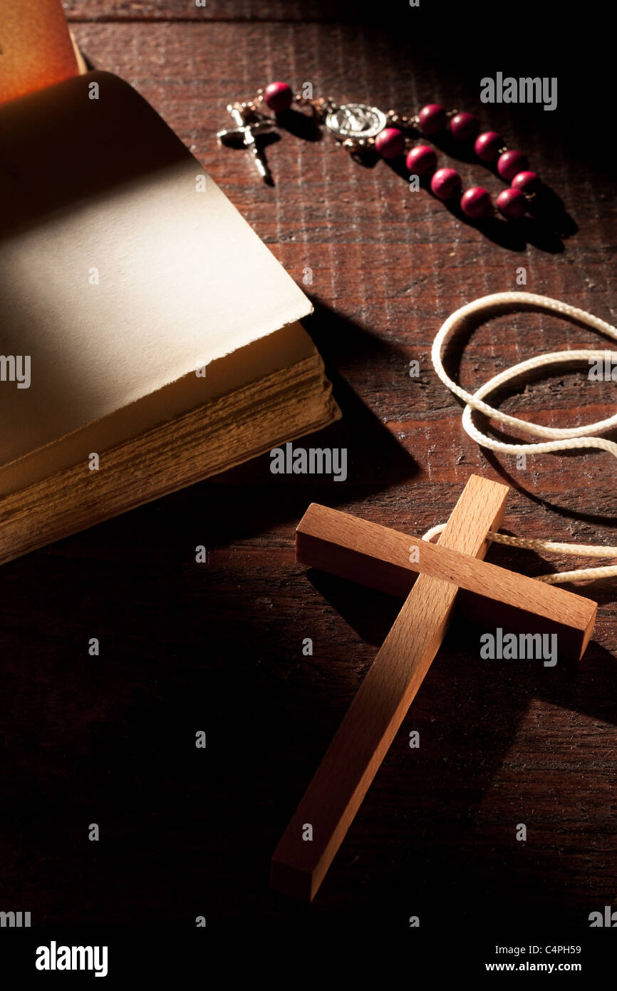 Bible book and cross hi-res stock photography and images - Alamy