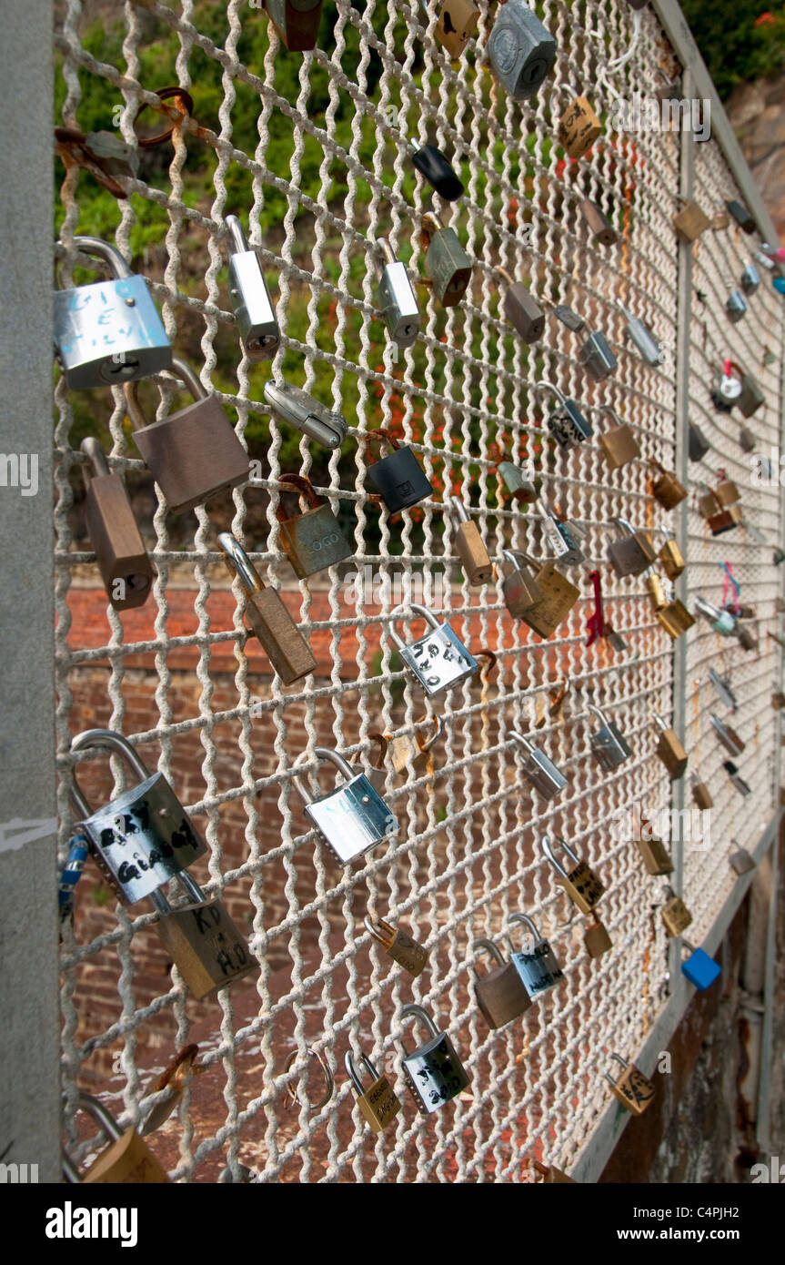 Locks on the fence hi-res stock photography and images - Alamy