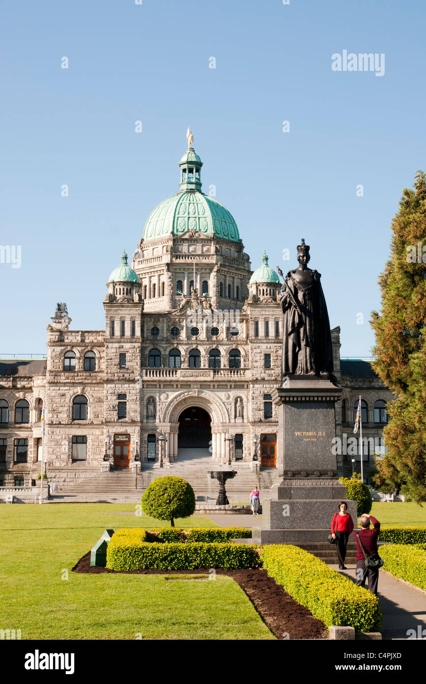 Queen Victoria statue in front of Parliament Buildings. Victoria ...