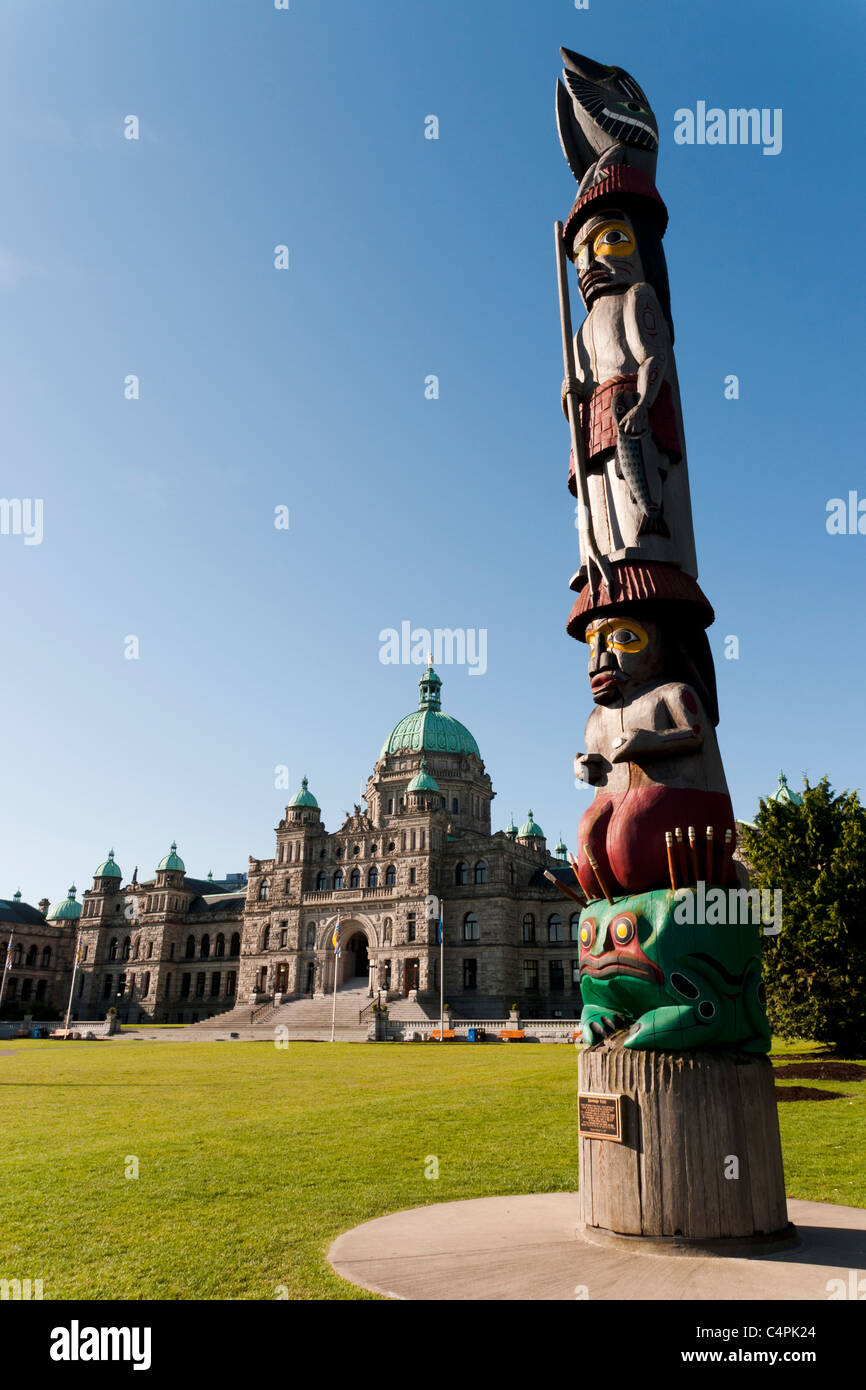 Totem pole near Parliament Buildings. Victoria, Vancouver Island ...