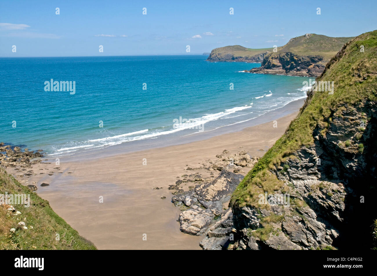 Lundy Bay beach on the north Cornwall coast, at low tide Stock Photo ...