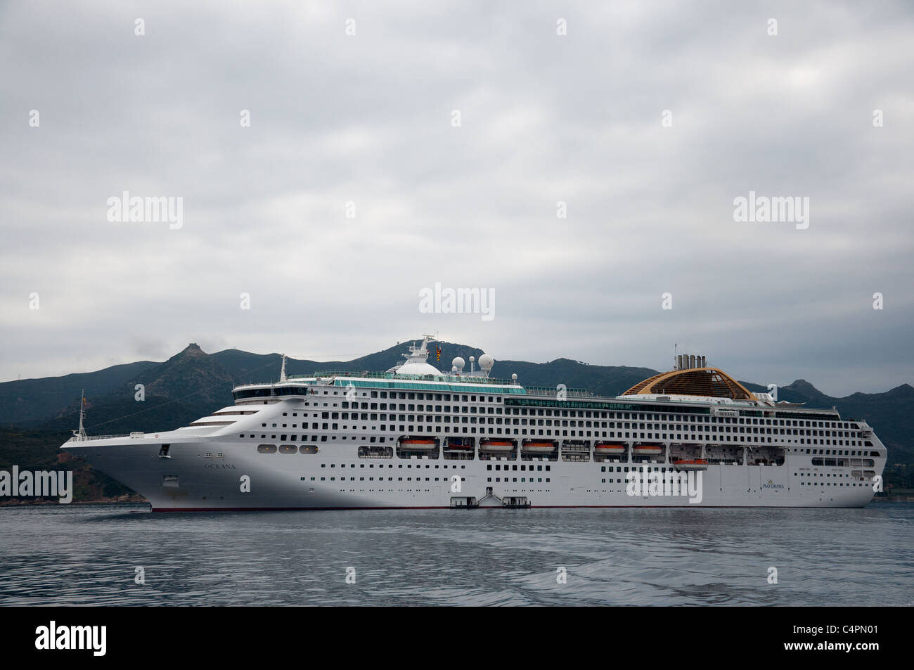 The P&O cruise ship 'Oceana' moored next to the island of Elba, Italy ...