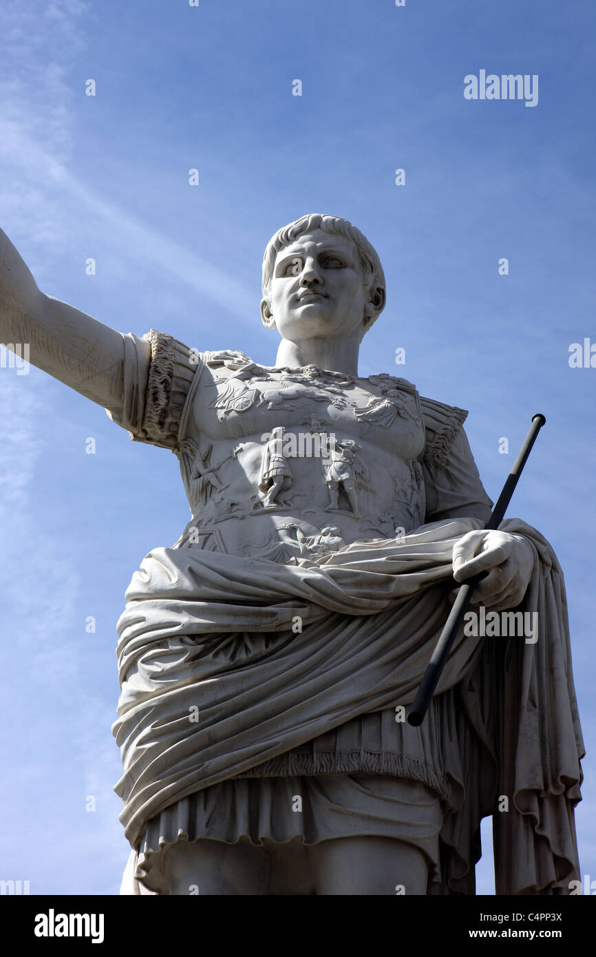 Statue of caesar hi-res stock photography and images - Alamy