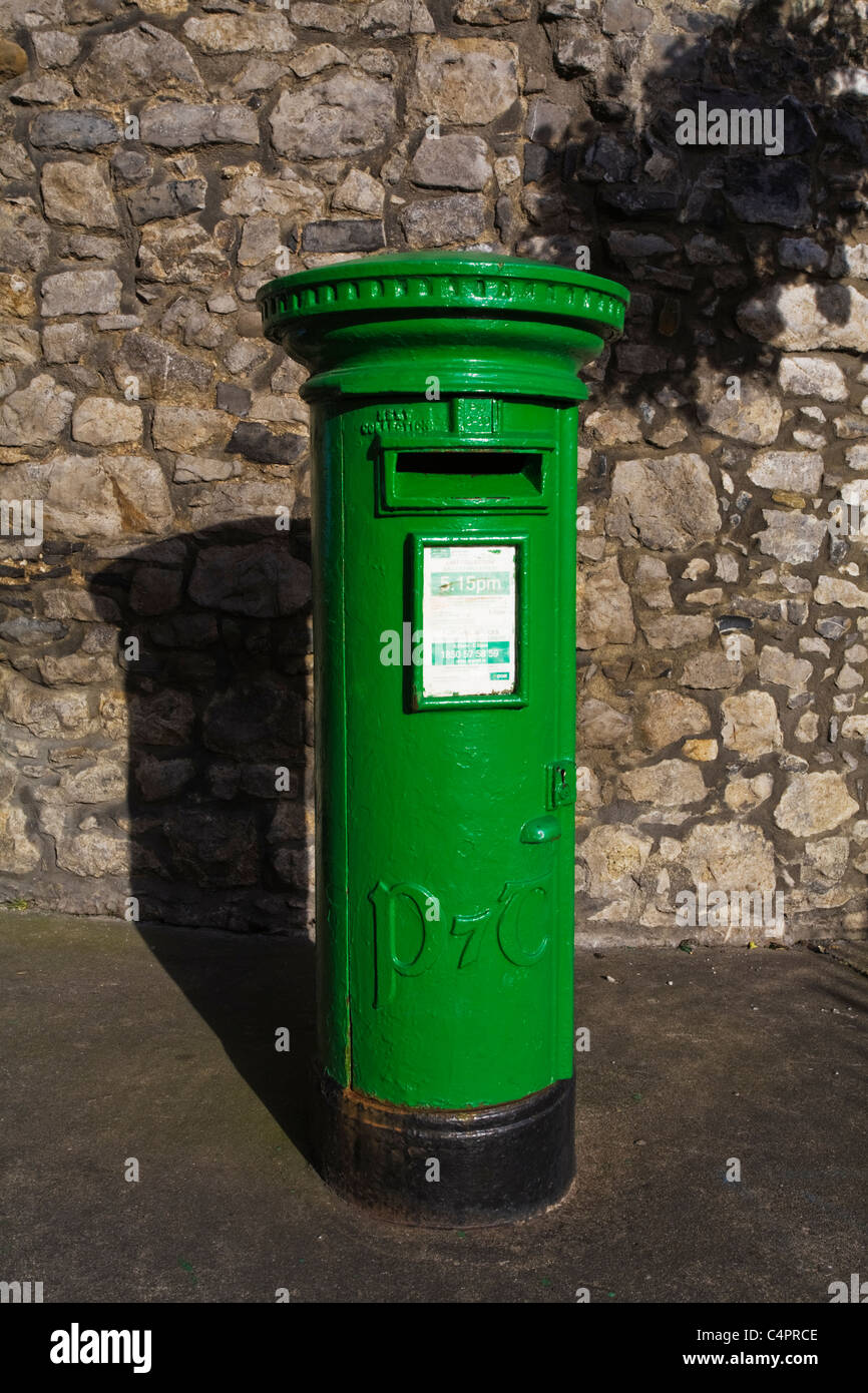 Green post box hi-res stock photography and images - Alamy