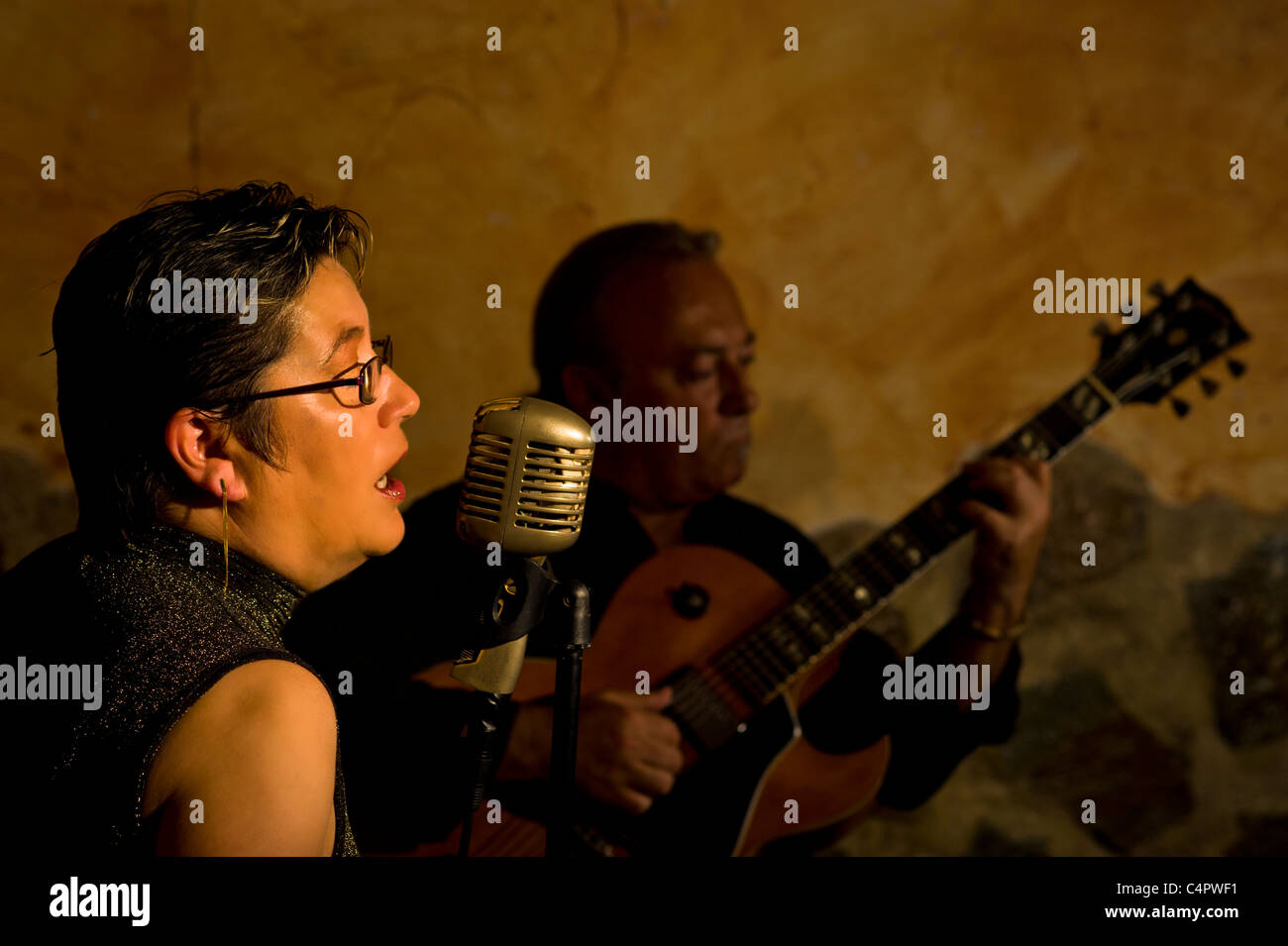 Female singer performing at jazz club hi-res stock photography and ...