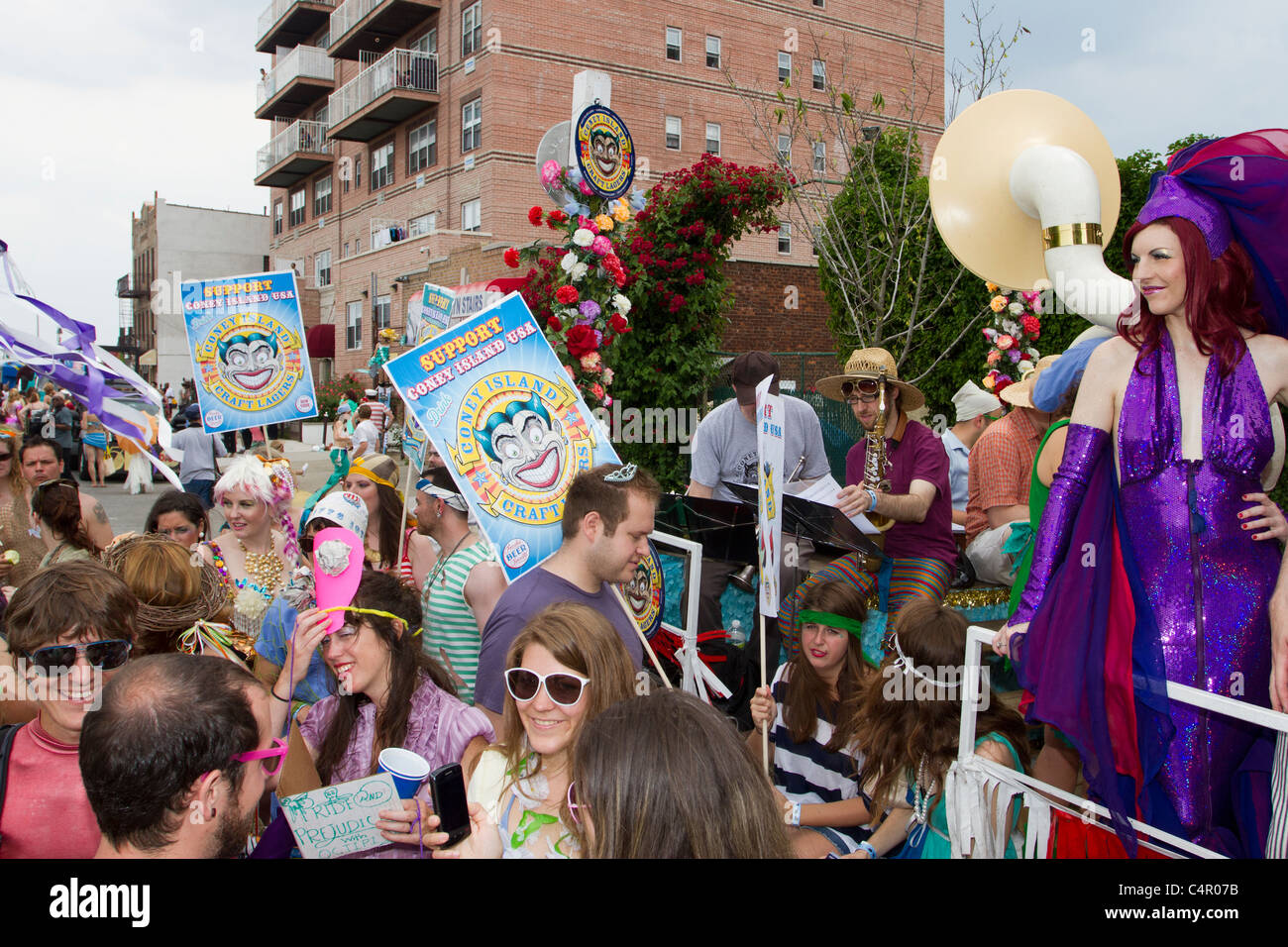 Mermaid parade coney island float hi-res stock photography and images ...