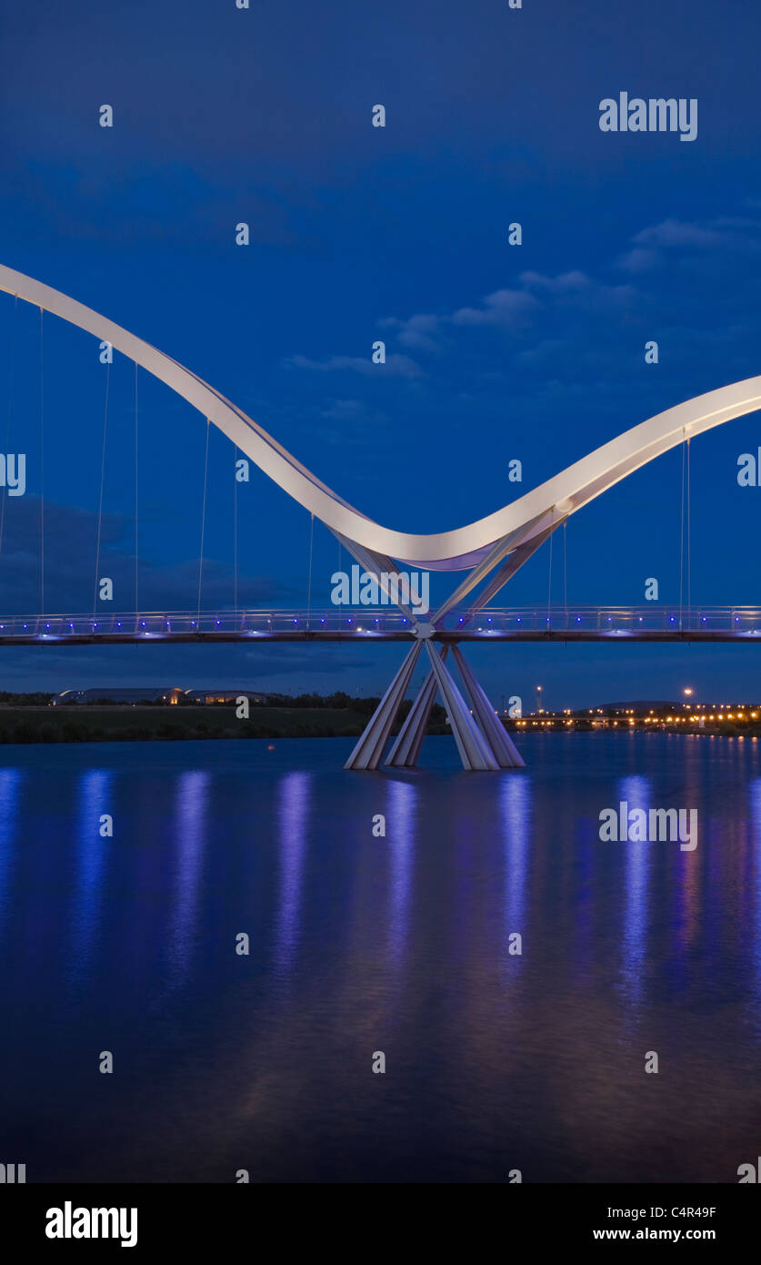 Infinity bridge at night hi-res stock photography and images - Alamy