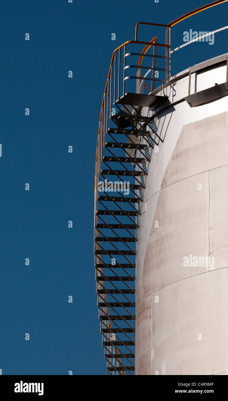 Fuel storage tank in the terminal jointly operated by Caltex and Shell ...