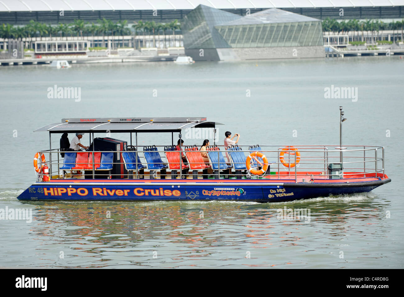 Tourist boat at Marina Bay, Singapore Stock Photo - Alamy