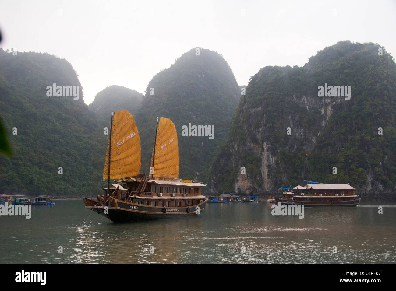 Vietnamese junk boats on Ha Long Bay, Vietnam Stock Photo - Alamy